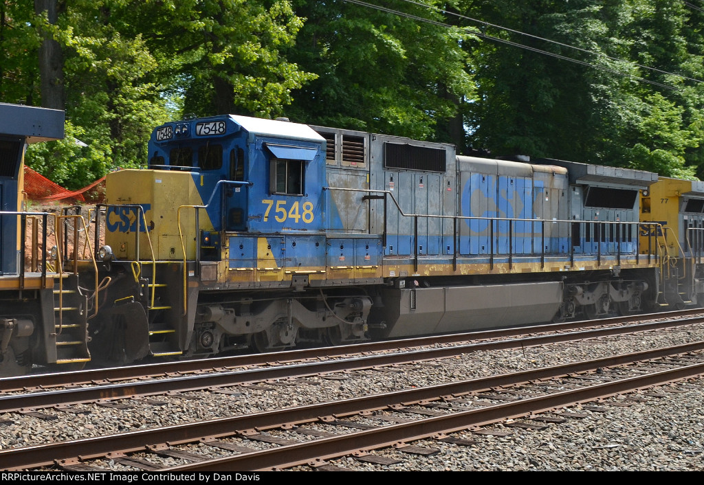 CSX C40-8 7548 in deteorating YN2 paint on Q032-16